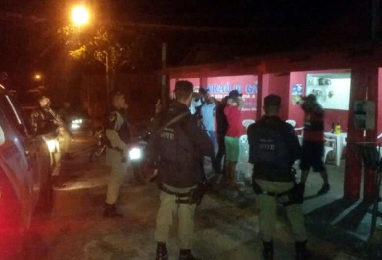 Policiais são aplaudidos ao revistarem clientes em um bar - Portal O Norte Policiais são aplaudidos ao revistarem clientes em um bar - Portal O Norte