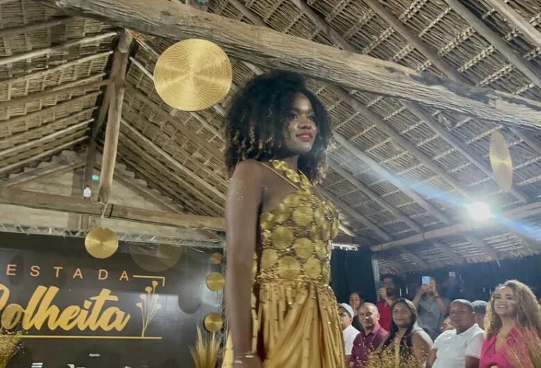 Jovens quilombolas desfilam peças de capim dourado com vestidos criados ...