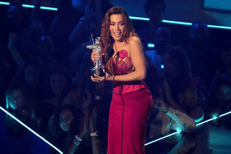 Anitta é a primeira artista brasileira a conquistar prêmio no VMA ...
