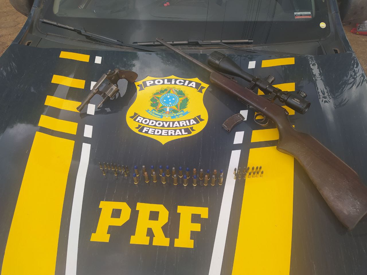 Três Pessoas Foram Detidas Pela Prf Com Duas Armas De Fogo E Quase 50