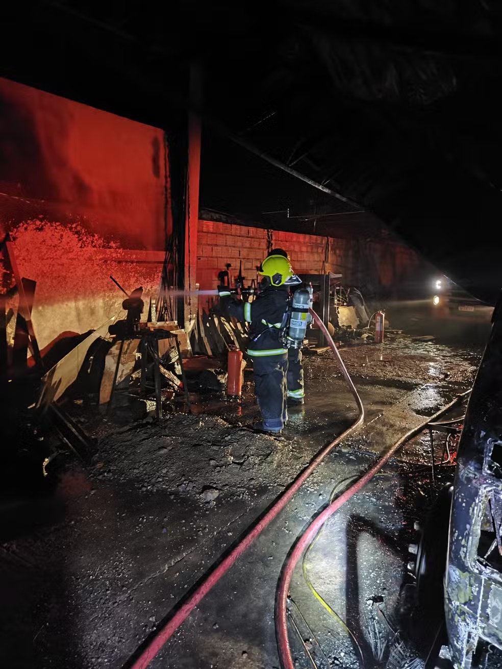 Explosão em posto de molas deixa pessoas feridas e caminhões destruídos ...