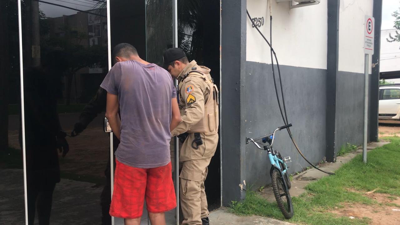 Mulher Assaltada Persegue Bandido Que Acaba Capturado Por Populares